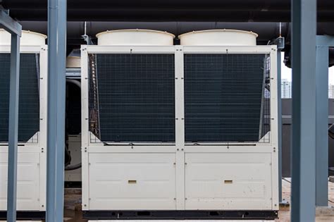 옥상 건물에 설치된 에어컨 압축기 산업용 에어컨 장치 지붕에 산업용 에어컨 및 환기 시스템 데이터 센터 건물의 냉각탑 건축물에