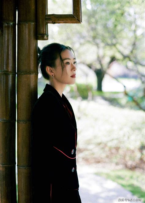 童瑶红唇彰显女人气质，黑色丝绒西服套装身姿优雅 搜狐大视野 搜狐新闻