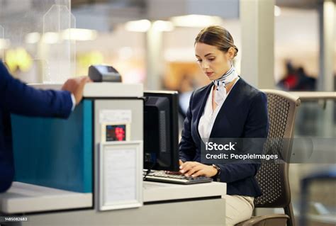 공항 체크인 데스크 및 국경 출입국 관리를위한 보안 신원 및 여행 서류를 입력하는 여성 컨시어지 고객 서비스 및 테이블에 Pc를 통한 글로벌 운송 지원 공항에 대한 스톡