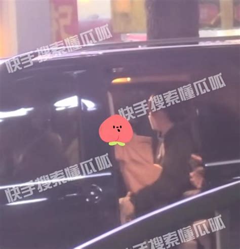 明道变身奶爸单手抱娃无压力 一家三口同框画面好温馨 新浪图片