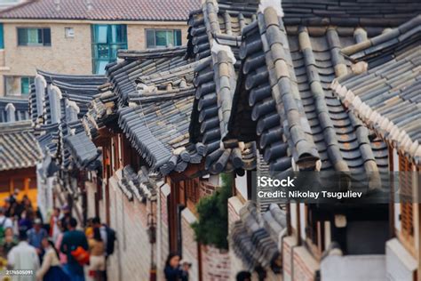 북촌 한옥 마을 종로 지구 서울 한국 전통 한국 가옥이있는 거리 봄 화창한 날에 한국 컨셉으로 여행 가을에 대한 스톡 사진 및 기타 이미지 Istock