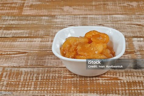 나무 테이블에 흰색 그릇에 사과 잼 분홍색 나무 판의 배경에 기구에 과자 계절에 대한 스톡 사진 및 기타 이미지 계절 과일 노랑 Istock
