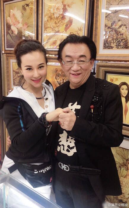 71岁侯耀华与女徒弟举止亲昵 手机凤凰网