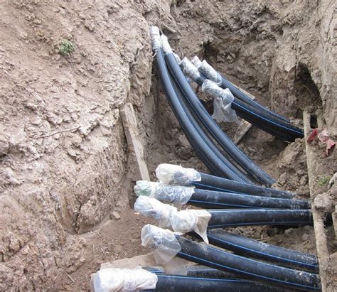 Прокладка кабеля в пнд трубе в земле фото