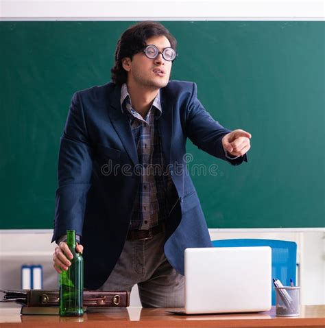 Maestra De Sexo Masculino Bebiendo En Clase Foto De Archivo Imagen De