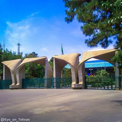 سردر دانشگاه تهران در سال‌های ۱۳۴۵ ۱۳۴۶ خورشیدی بر پایه طر Flickr