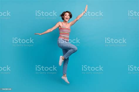 파란색 배경에 고립된 빈 공간을 뛰어넘는 예쁜 기뻐하는 사람의 전신 초상화 25 29세에 대한 스톡 사진 및 기타 이미지 25 29세 갈색 갈색 머리 Istock