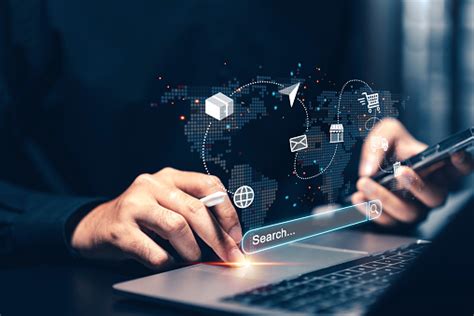 온라인 쇼핑 및 글로벌 전자 상거래 개념 쇼핑 카트 배송 트럭 이메일 상점 및 전 세계 네트워크를 나타내는 홀로그램 아이콘으로 둘러싸인 검색 창이 있는 노트북을 사용하여