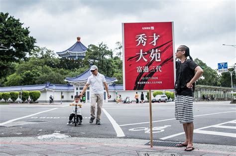 國藝會線上誌林謙勇揪團練變動城市中不變的是關於舉牌人的兩三事
