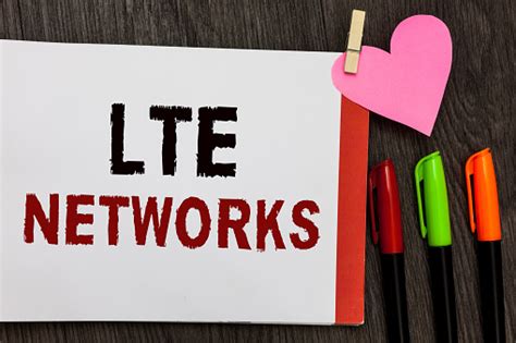 텍스트 Lte 네트워크를 쓰는 단어 빠른 네트워크 연결 무선 통신 오픈 노트북 페이지 마커 옷 핀 종이 마음 나무 배경 잡고 사용할 수에 대 한 비즈니스 개념 0명에 대한