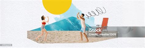 젊은 커플 남자와 여자가 해변에서 쾌활한 시간을 즐기고 햇볕이 잘 드는 배경과 바다 파도에서 배구를 합니다 현대 미술 콜라주 20 24세에 대한 스톡 사진 및 기타 이미지