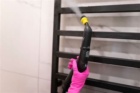 욕실 수건 라디에이터의 증기 청소를하고 여자 가열 된 수건 레일 청소 공정 가구에 대한 스톡 사진 및 기타 이미지 가구 가사 집안일 가정 생활 Istock