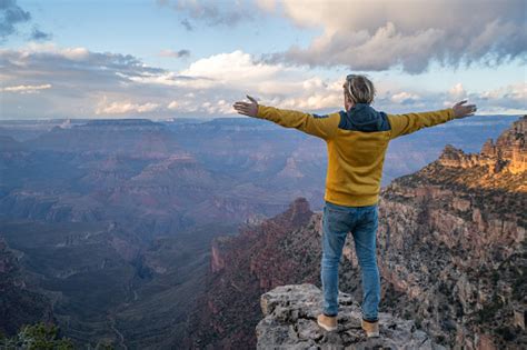 일출에 남자는 삶과 자연의 팔을 포용 협곡의 상단에 서 뻗어 젊은 남자는 하이킹과 미국 여행을 즐긴다 그랜드 캐년 국립 공원에 대한 스톡 사진 및 기타 이미지 Istock