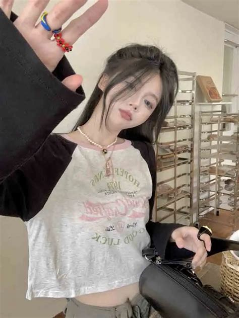 얇은 긴팔 티셔츠 여성용 레트로 스타일 콘트라스트 컬러 봄가을 2022 년 신제품 핫 걸 스타일 짧은 배꼽 슬림핏