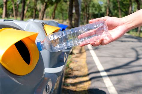 페트 병은 탱크에 넣어 폐기 하십시오 쓰레기통에 쓰레기를 버리는 사람은 쓰레기와 같이 버릴 수 있는 별도의 쓰레기로 감소에 대한 스톡 사진 및 기타 이미지 Istock