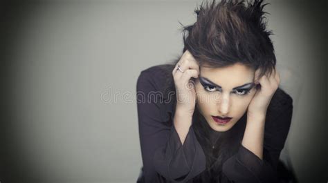 Mujer Con Las Manos En La Cabeza En Pensamiento Profundo Foto De