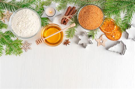 설탕 꿀 밀가루 및 향신료와 같은 진저 브레드 쿠키를 요리하기위한 레시피 재료의 평평한 누워 복사 공간이있는 흰색 나무 배경에 전나무와 커터 0명에 대한 스톡 사진 및 기타