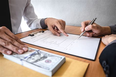 부정직 부정 행위 비즈니스 불법 돈에 사업 사람들에 게 봉투에 대 한 뇌물 돈을 주고 투자의 거래 계약을 제공 하는 사업가 뇌물 및 부패 개념 개념에 대한 스톡 사진 및