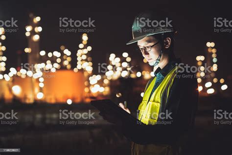 산업 단지의 석유 정유 공장에서 심야 근무를 하는 디지털 태블릿을 사용하는 아시아 남성 엔지니어 화학 공학 연료 및 발전 석유 화학 공장 산업 개념 밤 하루 시간대에 대한