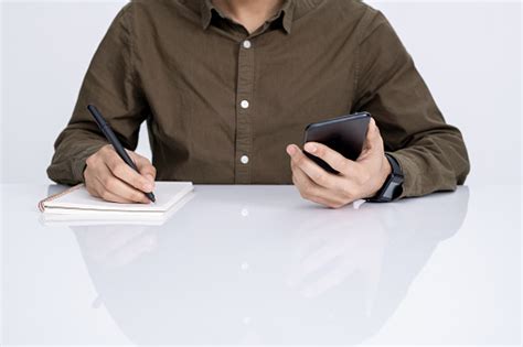 스마트 폰과 펜으로 젊은 사업가의 손은 작업 계획을 작성 경영자에 대한 스톡 사진 및 기타 이미지 경영자 계획 교육 Istock