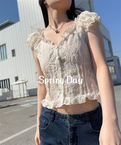 New 봄신상 국내제작 플뢰르 플라워 자수 프릴 오프숄더 블라우스 1color 아이보리 에이블리