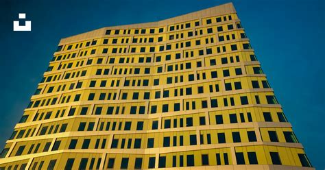 노란색과 흰색 콘크리트 건물 사진 Unsplash의 무료 말뫼 이미지