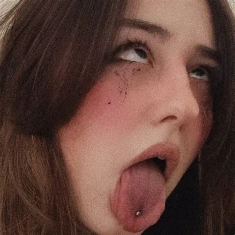 第一人称视角性爱机器她操了一个巨大的假阳具荡妇被性爱机器操奴隶女孩用巨大的假阳具性交 xHamster