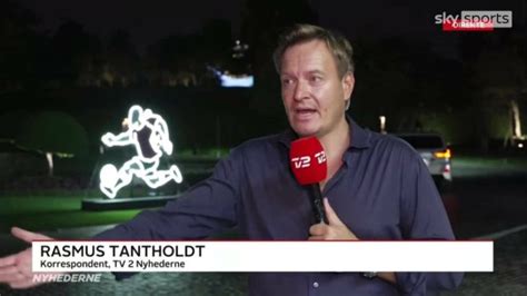 Катар 2022 Хамгаалалтын ажилтан шууд дамжуулалт хийж байсан нэвтрүүлэгчийн камерыг эвдлэхээр