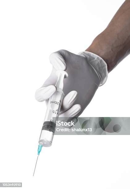 의사의 손을 잡고는 주사기 화이트 Gloved 손 큰 주사기 의료 문제 의사에 게 주사 흰색 배경 고립 된 백색 장갑 의사 건강관리와 의술에 대한 스톡 사진 및 기타 이미지
