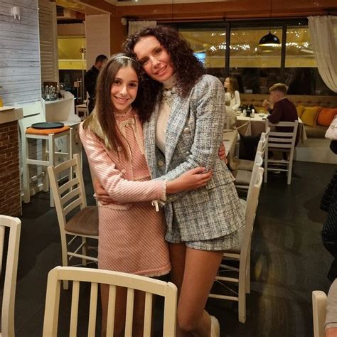 13 годишната дъщеря на Сано и Нели е разкошна млада дама Взела е най доброто от двамата Снимки