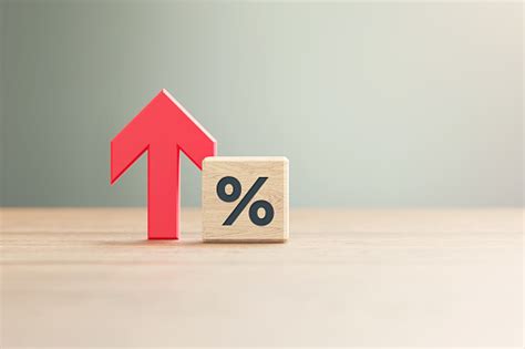 빨간색 화살표 기호 옆에 앉아 백분율 기호 조각 나무 블록 전에 초점을 분산 배경 퍼센트 기호에 대한 스톡 사진 및 기타 이미지 퍼센트 기호 인플레이션 성장 개념