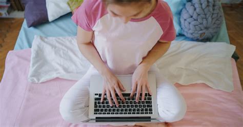 격리 기간 동안 침대에서 노트북을 들고 일하는 알아볼 수 없는 어린 소녀의 상위 뷰 사진 Unsplash의 틴에이저 이미지