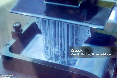 포토폴리머 Sla 3d 프린터의 작업 건물 물체가 내려간 플랫폼 3차원 인쇄에 대한 스톡 사진 및 기타 이미지 3차원 인쇄 수액 자외선 Istock