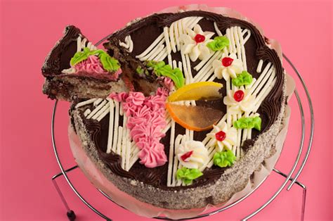 맛 있는 초콜릿 케이크와 핑크 배경에 빛나는 금속 격자에 케이크 한 조각 라운드 해 부 갈색에 대한 스톡 사진 및 기타 이미지 갈색 강철 검은색 Istock