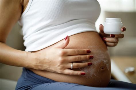 스트레치 마크를 방지하기 위해 그녀의 배에 스킨 케어 크림을 적용 임산부 보습제에 대한 스톡 사진 및 기타 이미지 보습제 임신 스트레칭 Istock