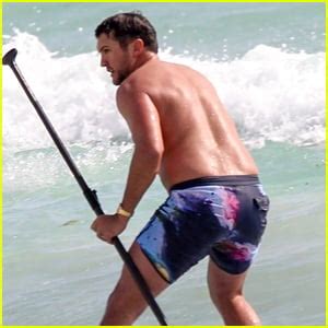 Luke Bryan Goes Shirtless While Paddle Boarding In Mexico Bikini