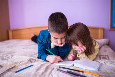 Brother Y Dibujo De Having Fun De La Hermana En La Cama Imagen De Archivo Imagen De Etnicidad
