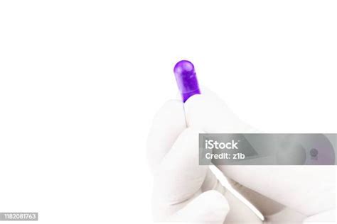 양성자 보라색 색깔 유기 Med 캡슐을 들고 의료 장갑에 손을 흰색 배경 클로즈업에 고립 건강관리와 의술에 대한 스톡 사진 및 기타 이미지 건강관리와 의술 건강한