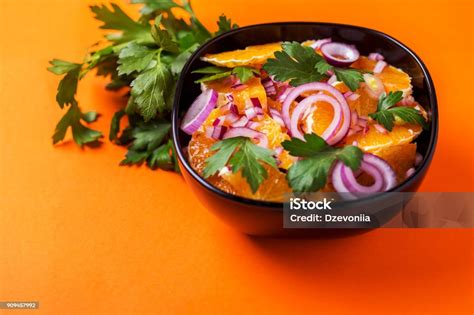 이탈리아 시칠리아 오렌지 샐러드 양파와 파 슬 리 Copyspace 평면도 0명에 대한 스톡 사진 및 기타 이미지 0명 건강한 식생활 검은색 Istock