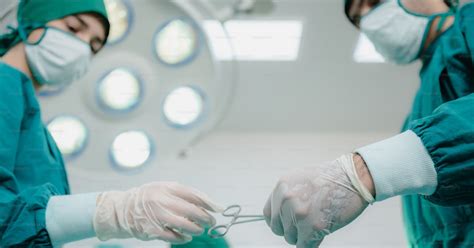 병원 수술실에서 사용하기 위한 외과 의료 기기 전문 의사로부터 사용하는 수술 의료 기기 도구 사진 Unsplash의 외과 의사 이미지