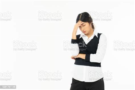 비즈니스 아시아 여자는 흰색 절연입니다 격리 된 배경 위에 젊은 아름 다운 아랍 여자 불행 한 스트레스 심각한 여자입니다 걱정하는에 대한 스톡 사진 및 기타 이미지 Istock