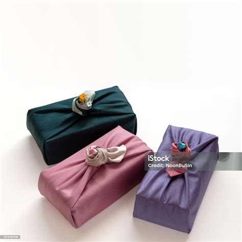 실크로 만든 한국 전통 포장천과 복사 공간이 있는 장식품 흰색 배경에 격리 0명에 대한 스톡 사진 및 기타 이미지 Istock