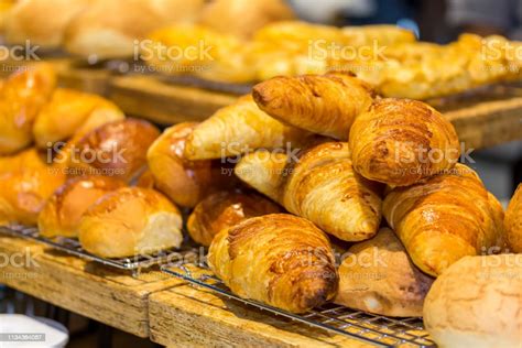 카페의 메쉬와 나무 선반에 신선한 화려하 고 맛 있는 다양 한 빵 이나 크로와상 갈색에 대한 스톡 사진 및 기타 이미지 갈색 곡초류 공예 Istock