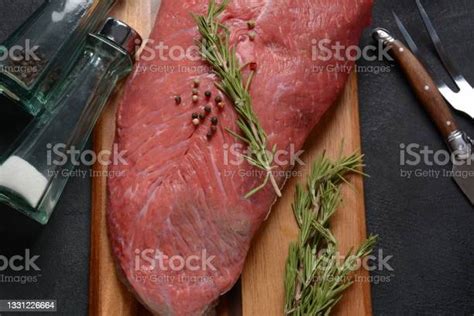 생 쇠고기 고기 어두운 배경에서 요리 할 준비가 로즈마리와 부드러운 의 전체 조각 0명에 대한 스톡 사진 및 기타 이미지 0명 고기 기대기 Istock