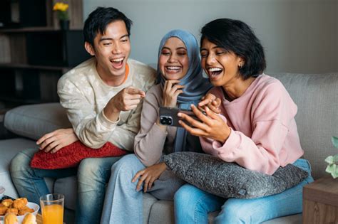 스마트 폰을 사용하고 거실의 소파에서 영화를 보는 세 명의 젊은 아시아 친구 전화 사용에 대한 스톡 사진 및 기타 이미지 전화 사용 3 명 다민족 그룹 Istock