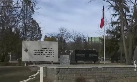 Измјештен споменик српским борцима на гробљу у Приштини Катера