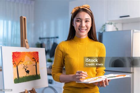 집에서 페인팅 보드에 색칠 아시아 젊은 예술가 소녀의 초상화 매력적인 여성 드로잉 아트 픽처 수채화와 브러시로 작품을 만드는 것은 창의력 활동을 즐기고 카메라를 봅니다 25