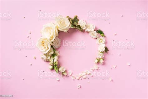 꽃 조성 물 흰색 장미와 분홍색 배경에 장미 꽃잎으로 만든 화 환 평면 누워 평면도 복사 공간이 있는 배너 배경 주제에 대한 스톡 사진 및 기타 이미지 Istock