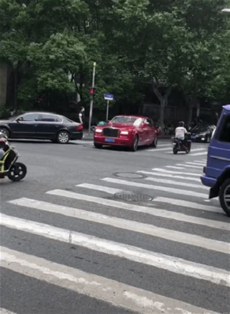 “法兰红”劳斯莱斯，车牌非沪a，但看到牌号时，就可知车主是谁搜狐汽车搜狐网