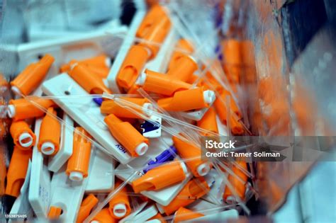 임상 폐기물 용기의 내부 보기 바이오 위험 의료 오염 된 임상 폐기물에 대한 의료 안전 상자 전염성 폐기물에 대한 폐기 용기 쓰레기 수거통에 대한 스톡 사진 및 기타 이미지